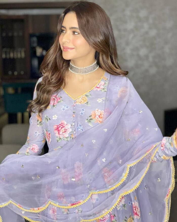 Aamna Sharif Wishes Eid Mubarak Wearing a Gorgeous Lilac Floral Printed Anarkali| View Photos