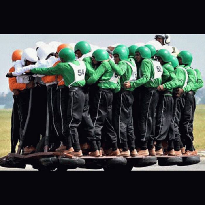 UNBELIEVABLE! Indian Army creates world record with 58 men riding on ...