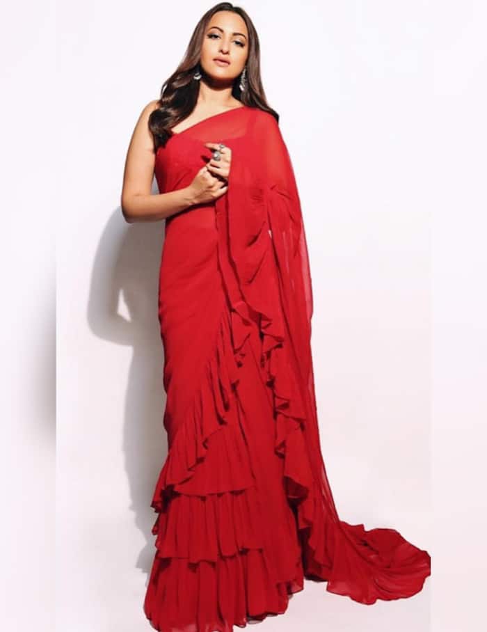 On Sonakshi Sinha's Birthday, Her Sexiest Saree Looks Because She ...