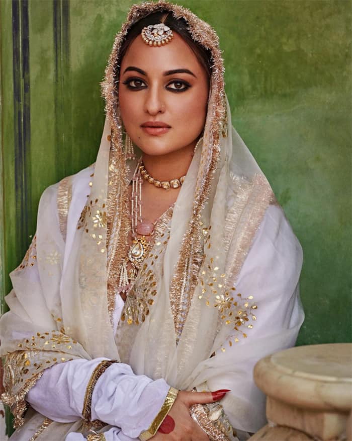 Sonakshi Sinha makes hearts stop in new photoshoot, looks unbelievably ...