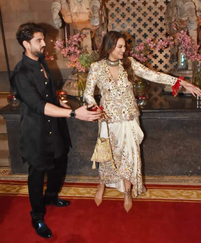 Sonakshi Sinha-Anamika Khanna Make One Hell of a Fashion Pair And These ...