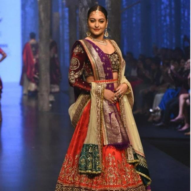 Sonakshi Sinha Reminds You of Pakeezah-Times in Her Vintage Regal ...
