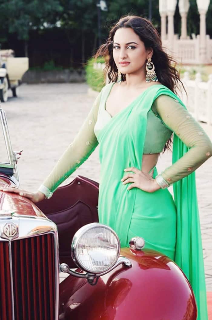 On Sonakshi Sinha's Birthday, Her Sexiest Saree Looks Because She ...
