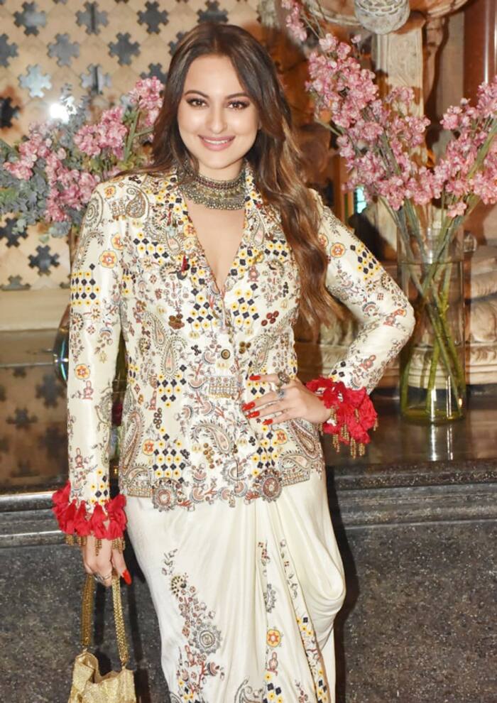 Sonakshi Sinha-Anamika Khanna Make One Hell of a Fashion Pair And These Pics Are Proof!