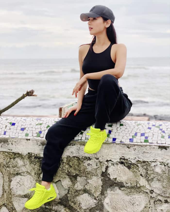 Sonal Chauhan's Sun-kissed Pictures Flaunting Her Chic Look is Too Hard ...