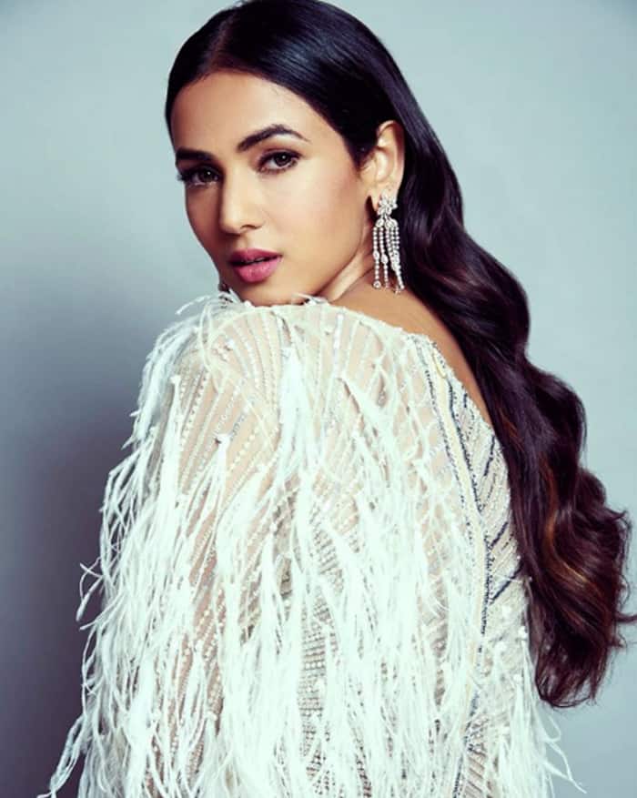 'Jannat' Actor Sonal Chauhan's Sizzling Pictures Are Enough to Make You ...