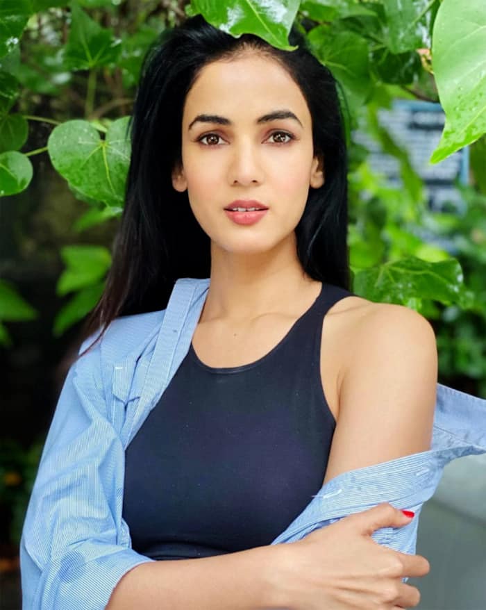 Sonal Chauhan Flaunts Her Contagious Smile
