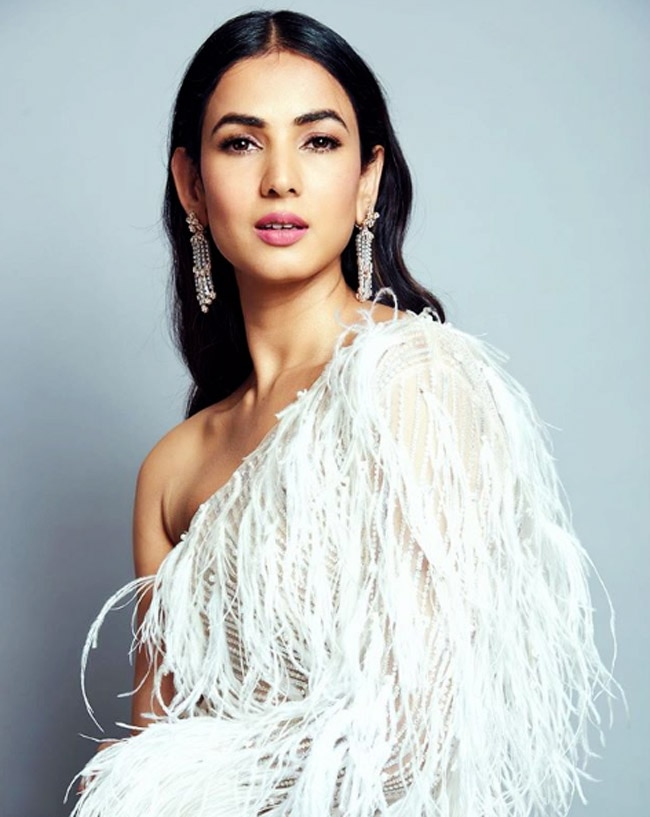 Sonal Chauhan Looks Ravishing in Thigh High Slit Outfit