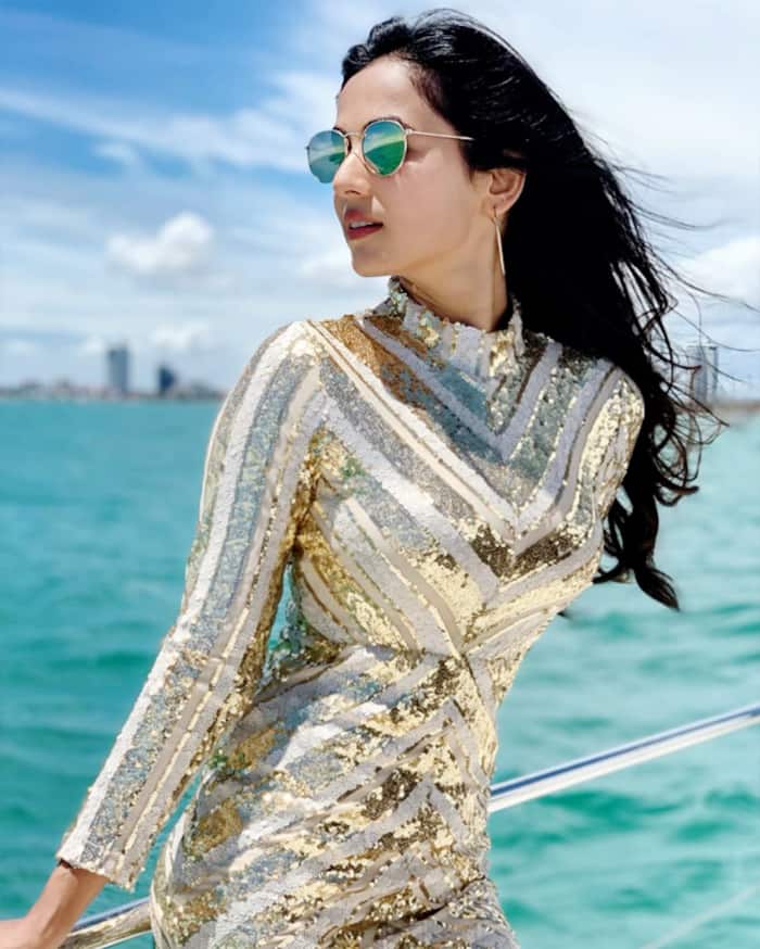 Sonal Chauhan raises hotness quotient