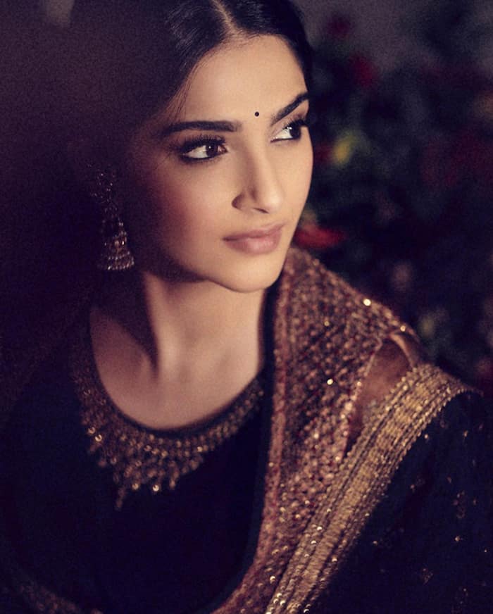 Sonam Kapoor Redefines Elegance in Ritu Kumar's Gorgeous Black Anarkali ...