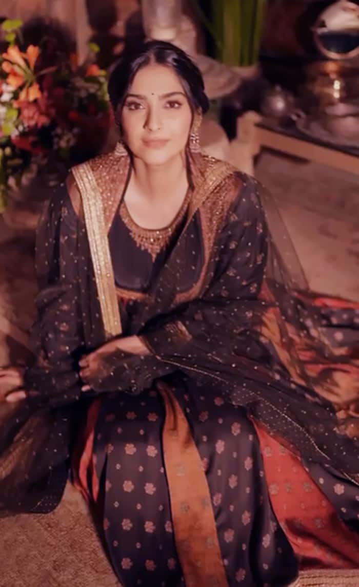 Sonam Kapoor Redefines Elegance in Ritu Kumar's Gorgeous Black Anarkali ...