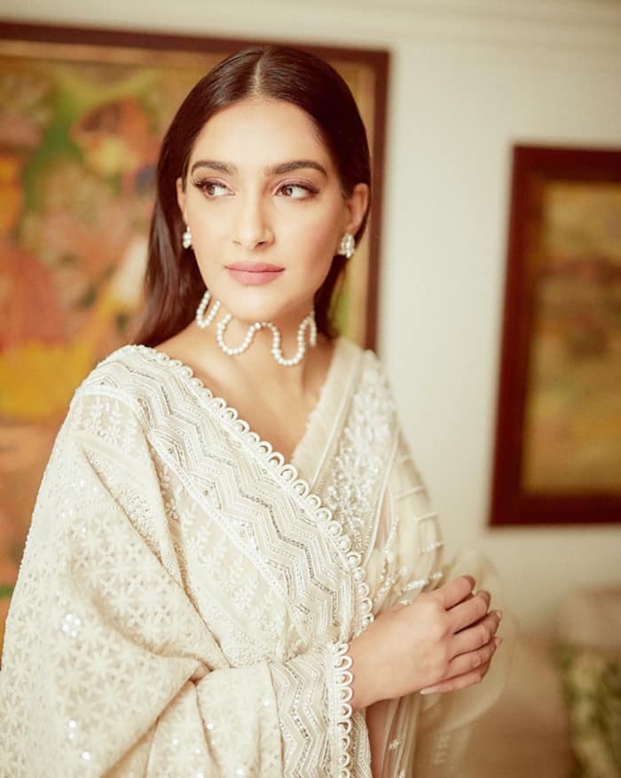 Sonam Kapoor’s Latest Stunning Pics In Pristine White Saree Are Delight ...