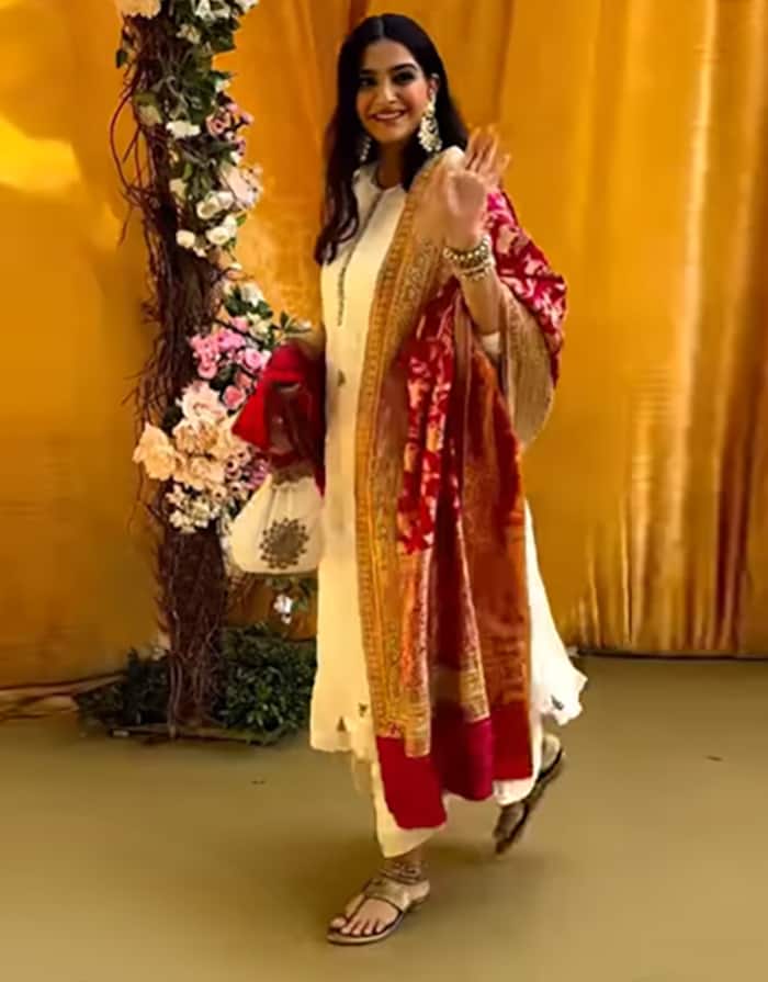 Sonam Kapoor Looks Super Se Bhi Uper in Beige Salwaar Suit And Red Banarasi Dupatta - See Viral Pics