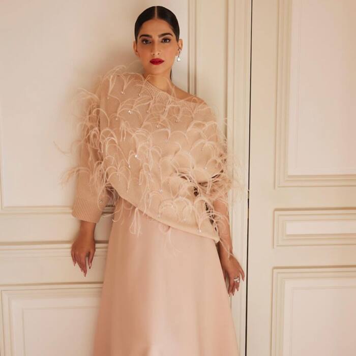 Sonam Kapoor looks ravishing in subtle makeup look