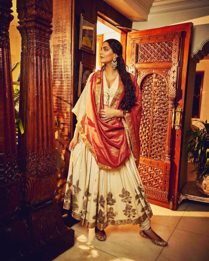 Sonam Kapoor Exudes Royalty and Grace in Off-White Crop Top, Skirt With ...
