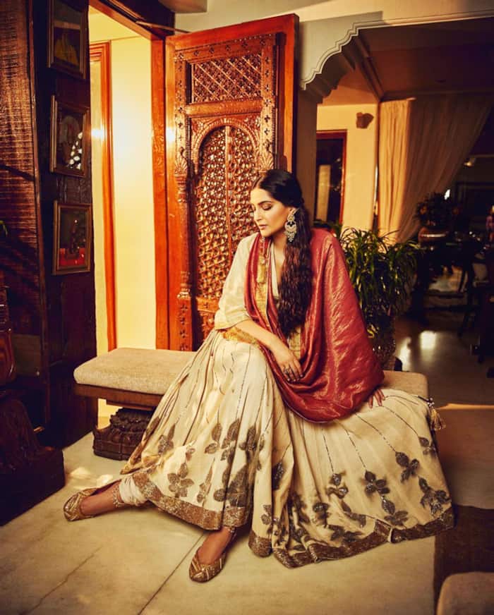 Sonam Kapoor Exudes Royalty and Grace in Off-White Crop Top, Skirt With ...