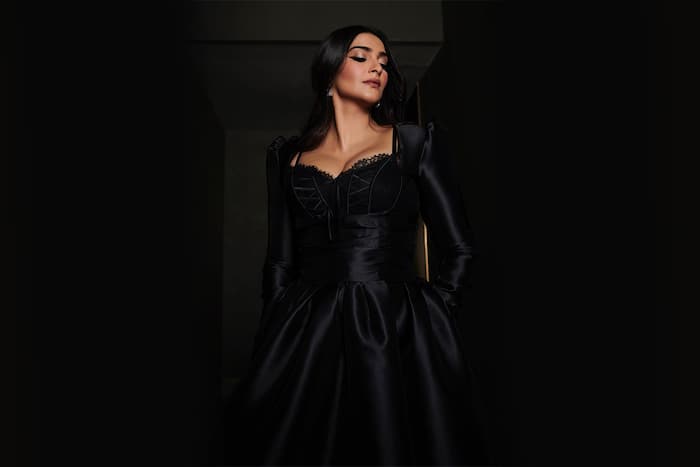 Sonam Kapoor Looks Alluring In Smokey Subtle Makeup Look