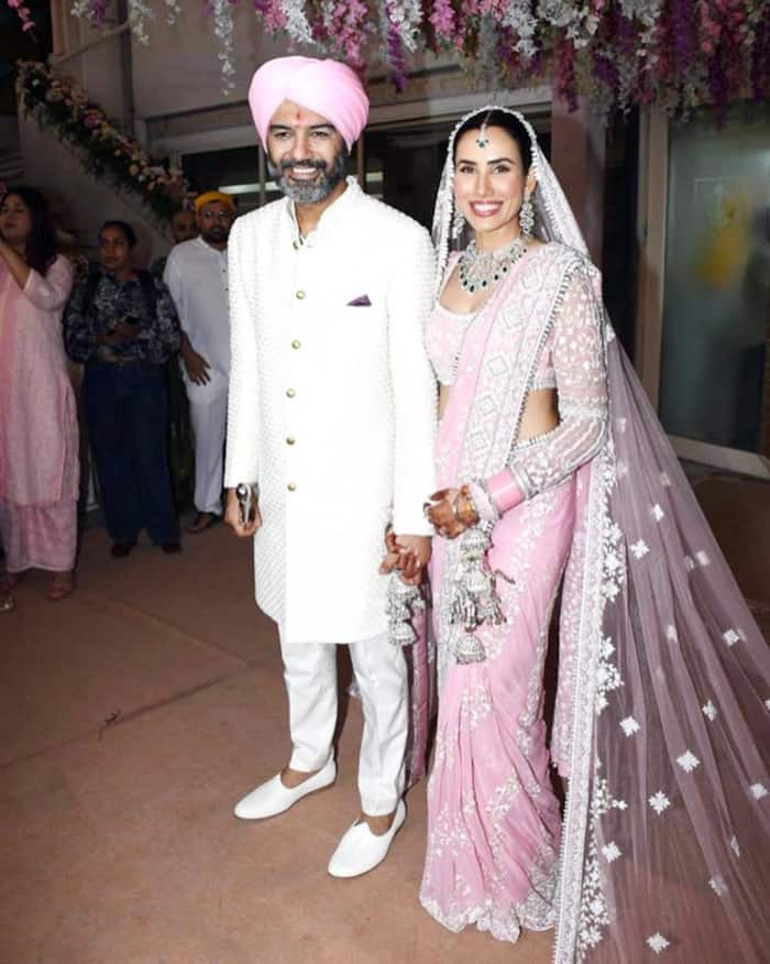 Sonnalli Seygall-Ashesh L Sajnani's Wedding Pics go Viral, Bride Wears The Most Stunning Pink ...