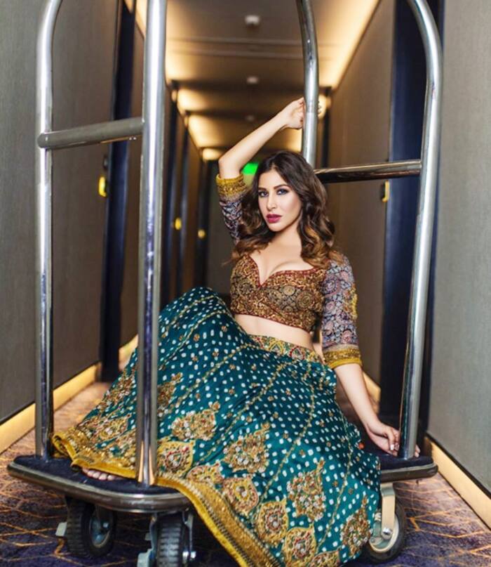 Sophie Choudry looks like an enchantress as she shares hot and sexy pics