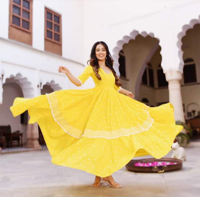 Srishty Rode Flaunts Her Sartorial Choices In Latest Set of Hot Pictures