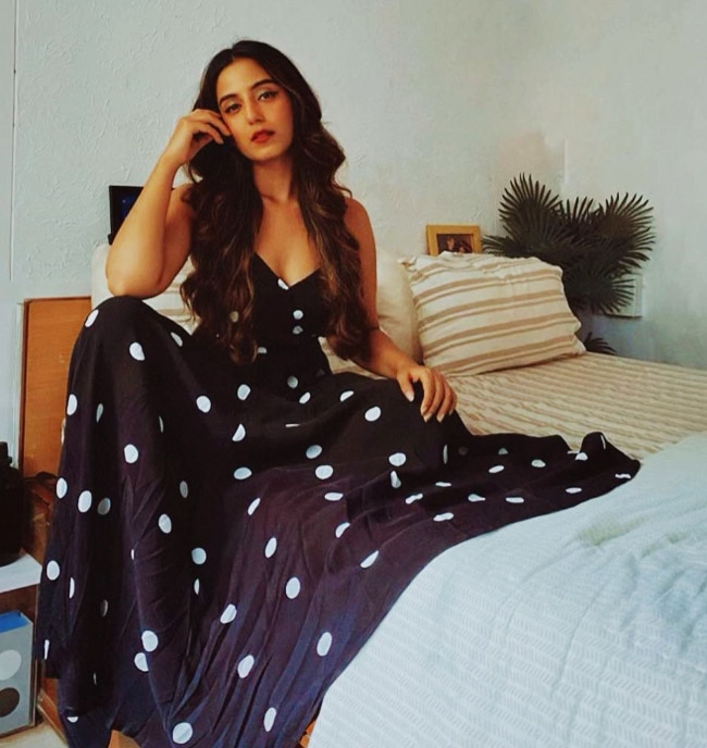 Srishty Rode Flaunts Her Sartorial Choices In Latest Set of Hot Pictures