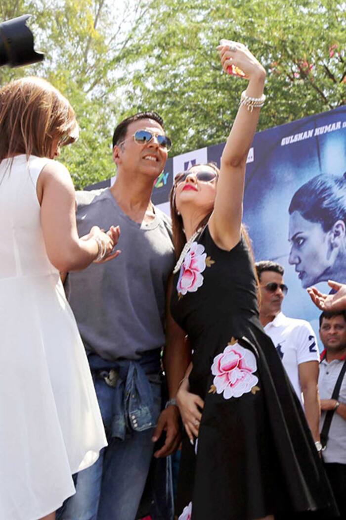 IN PICS: Akshay Kumar gives free hugs, kisses and defence training ...