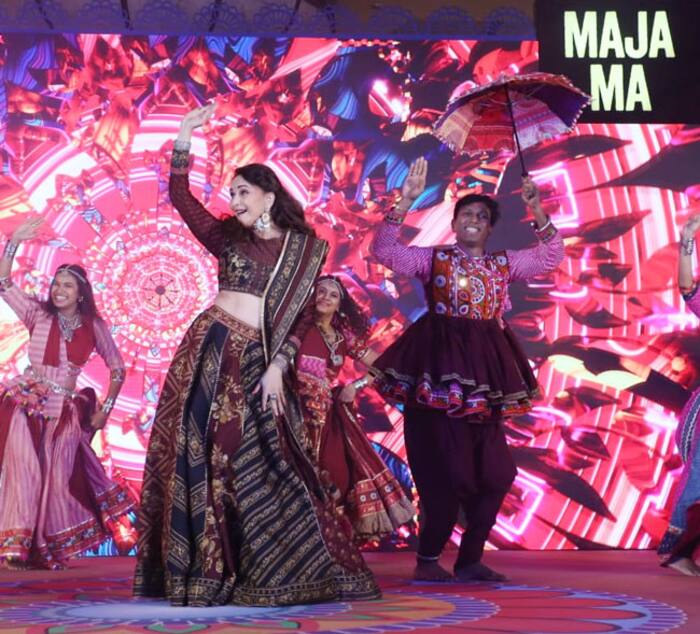 Madhuri Dixit Mesmerises With Her Dance at The Trailer Launch of Maja ...