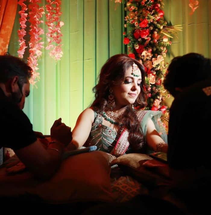 Sugandha Mishra Dazzles in a Green Lehenga at Her Mehendi Ceremony ...