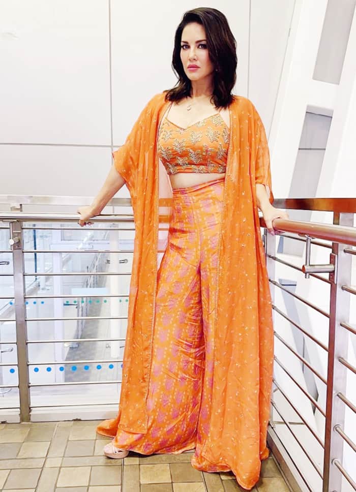 Sunny Leone drops new pictures in a green dress and we are screaming party!