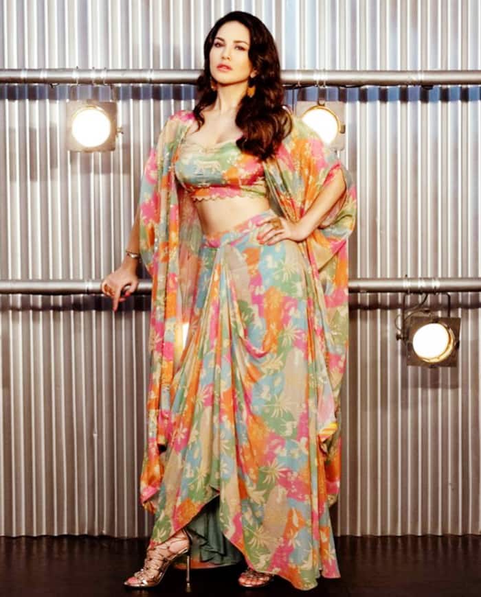 Sunny Leone Wears Silk Dhoti With Hot Blouse in Sultry New Photoshoot ...