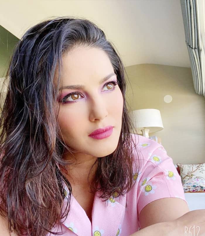 Sunny Leone's Makeup Selfies Show Fans How to Ace Different Looks