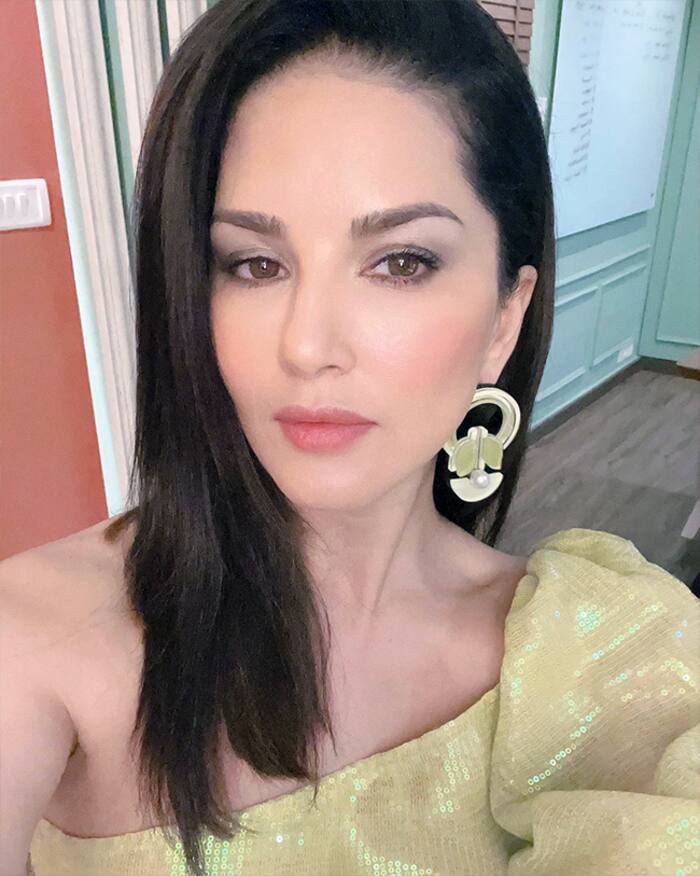 Sunny Leone is a Sight to Behold in Golden Shimmery Cropped Top And ...