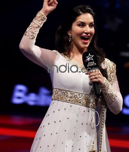 WOW! Sunny Leone turns singer at Pro Kabbadi League 2016, sings ...