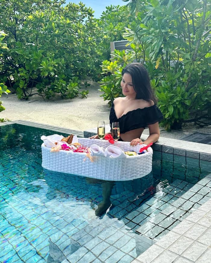 Sunny Leone Maximises Hotness in Sexy Black Bikini in Poolside Pics, Photos