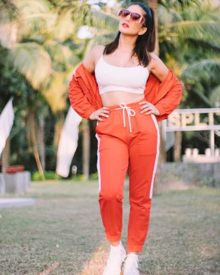 Valentine’s Day: Sunny Leone’s Latest Pictures in Red Outfit is The ...
