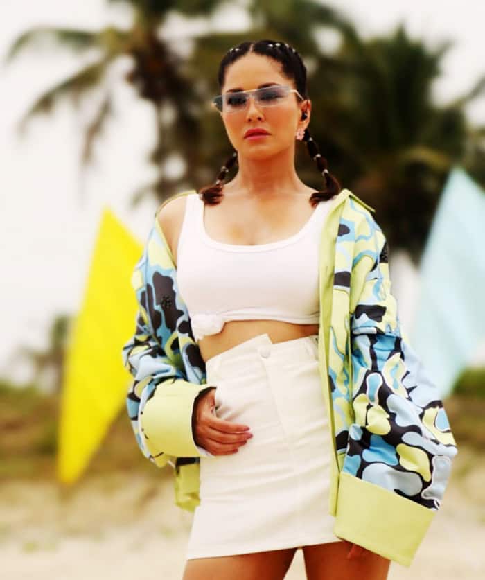 Sunny Leone Shares Her New Look in White Crop Top, Printed Jacket From ...