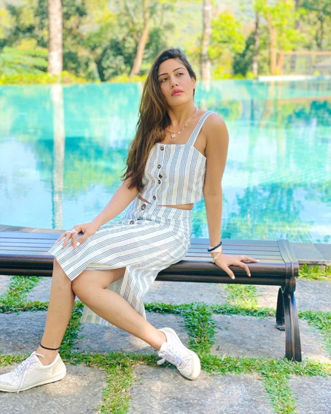 Surbhi Chandna flaunts her perfectly toned mid riff