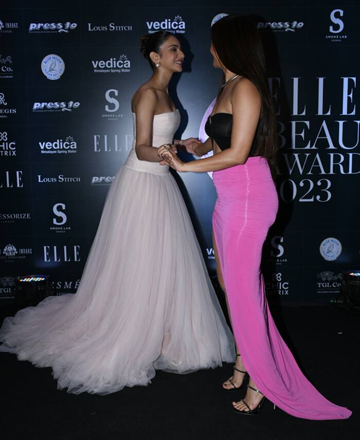 Surveen Chawla Brings Black And Pink Back in Style, Exudes Glam Vibes ...