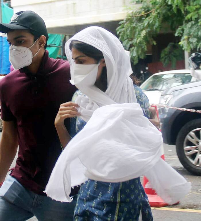 SSR Case: Rhea Chakraborty And Brother Showik Outside Enforcement ...