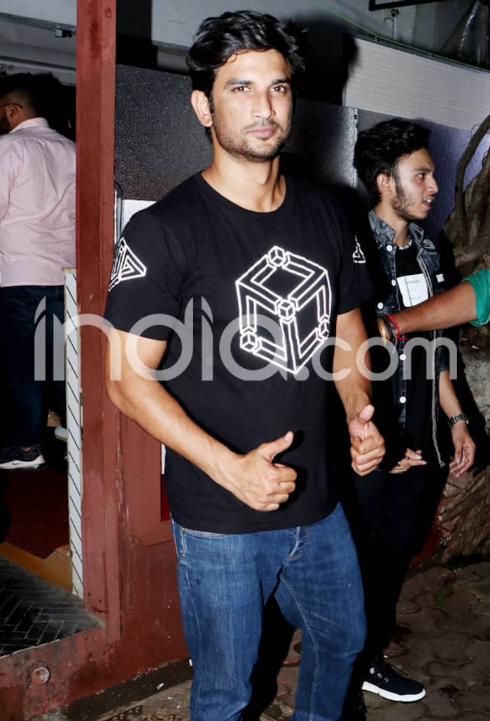 Sushant Singh Rajput-Rhea Chakraborty Pose For Paps on Dinner Date