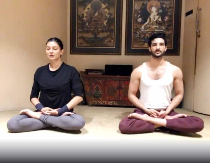 Sushmita Sen And Rohman Shawl Doing The Cute Dance