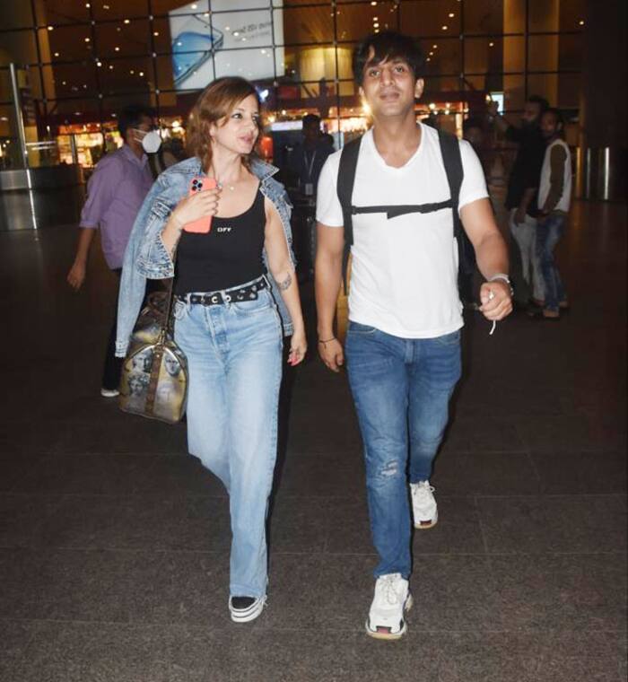 Lovebirds Sussanne Khan-Arslan Goni Walk Hand-In-Hand At Mumbai Airport ...