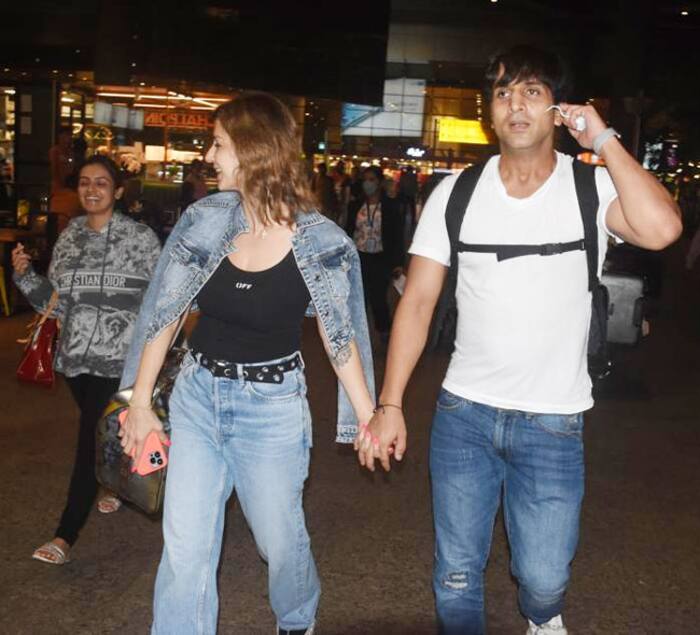Lovebirds Sussanne Khan-Arslan Goni Walk Hand-In-Hand At Mumbai Airport ...