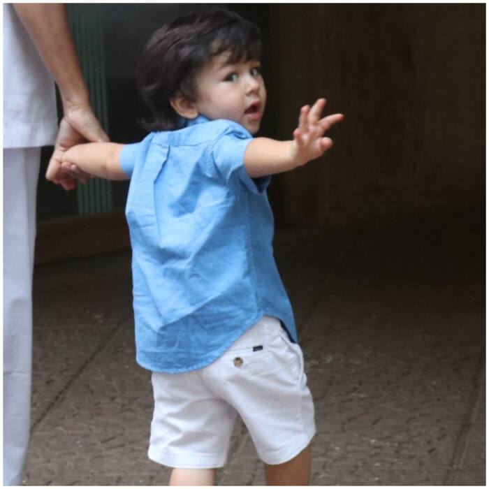 Taimur makes friendship with the paparazzi