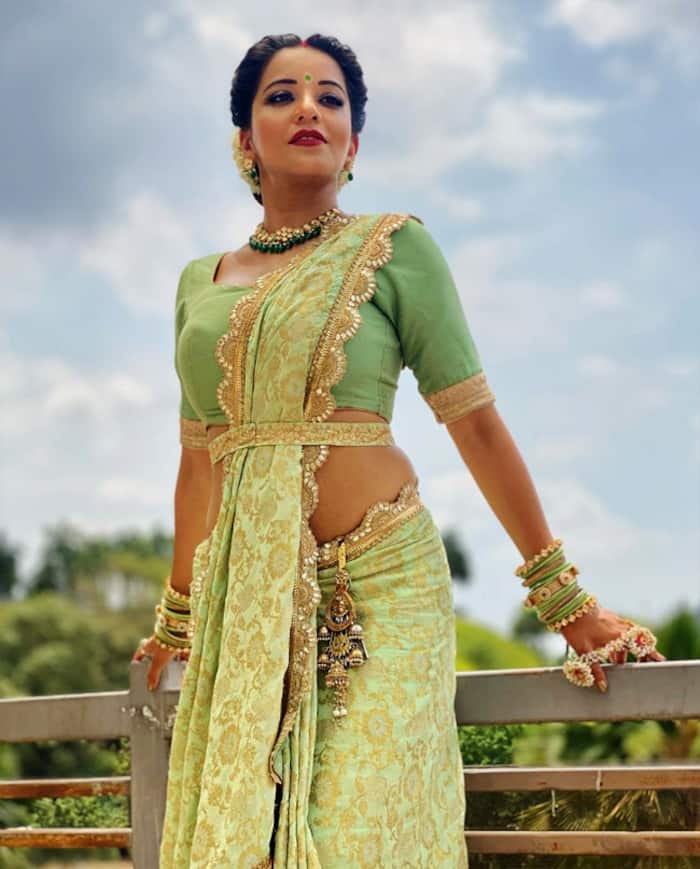 Monalisa Shows How to Keep Things Elegant in a Saree