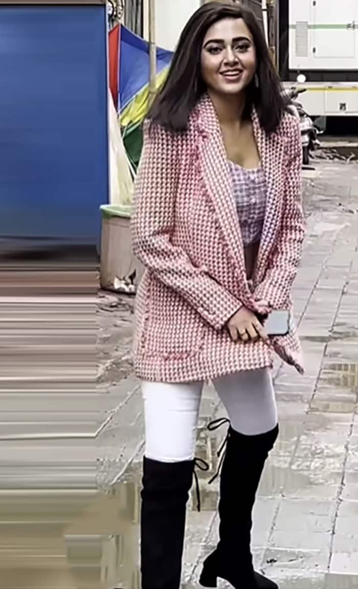 Tejasswi Prakash spreads cuteness around, looks fantastic in pink ...