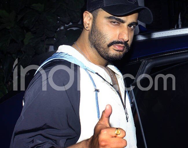 The actor even acknowledged the flashing cameras