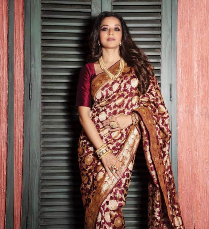 Dussehra 2020: Monalisa Looks Graceful in Maroon-Golden Banarasi Silk ...