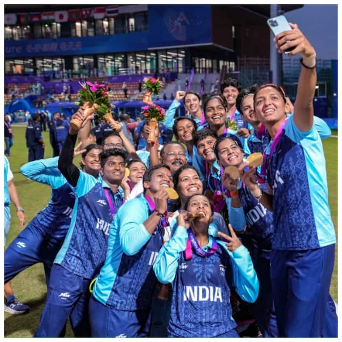 The triumphant Indian team click a groupfie after winning Asian Games ...