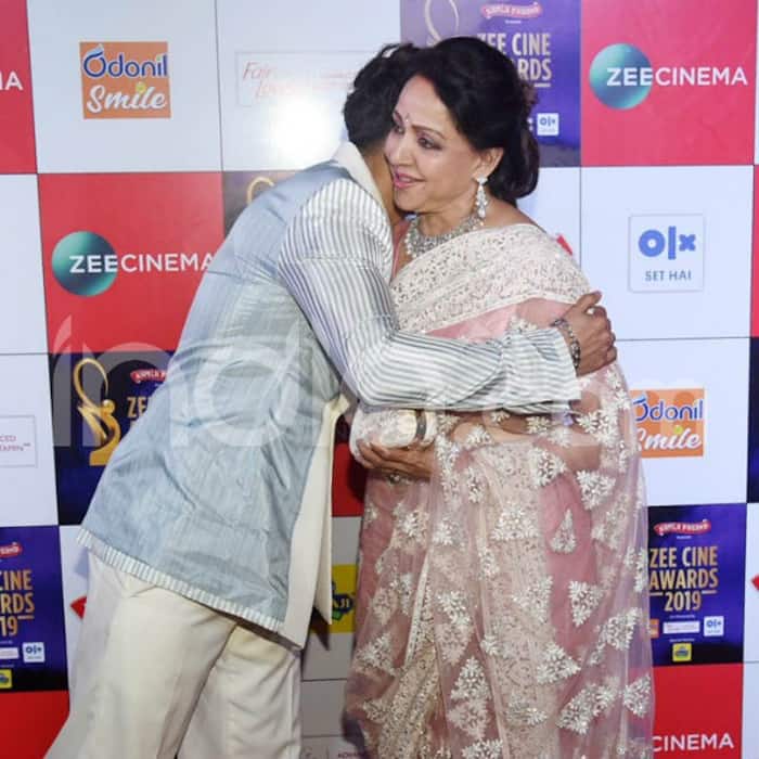 Varun Dhawan Touches Hema Malini's Feet at The Red Carpet of Zee Cine ...